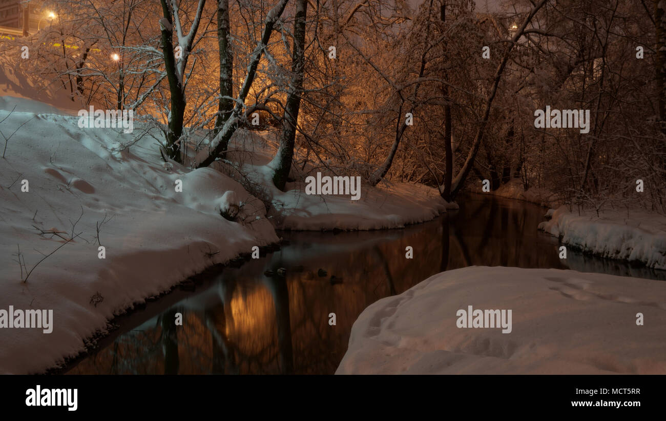 Night of heavy snowfall hi-res stock photography and images - Alamy