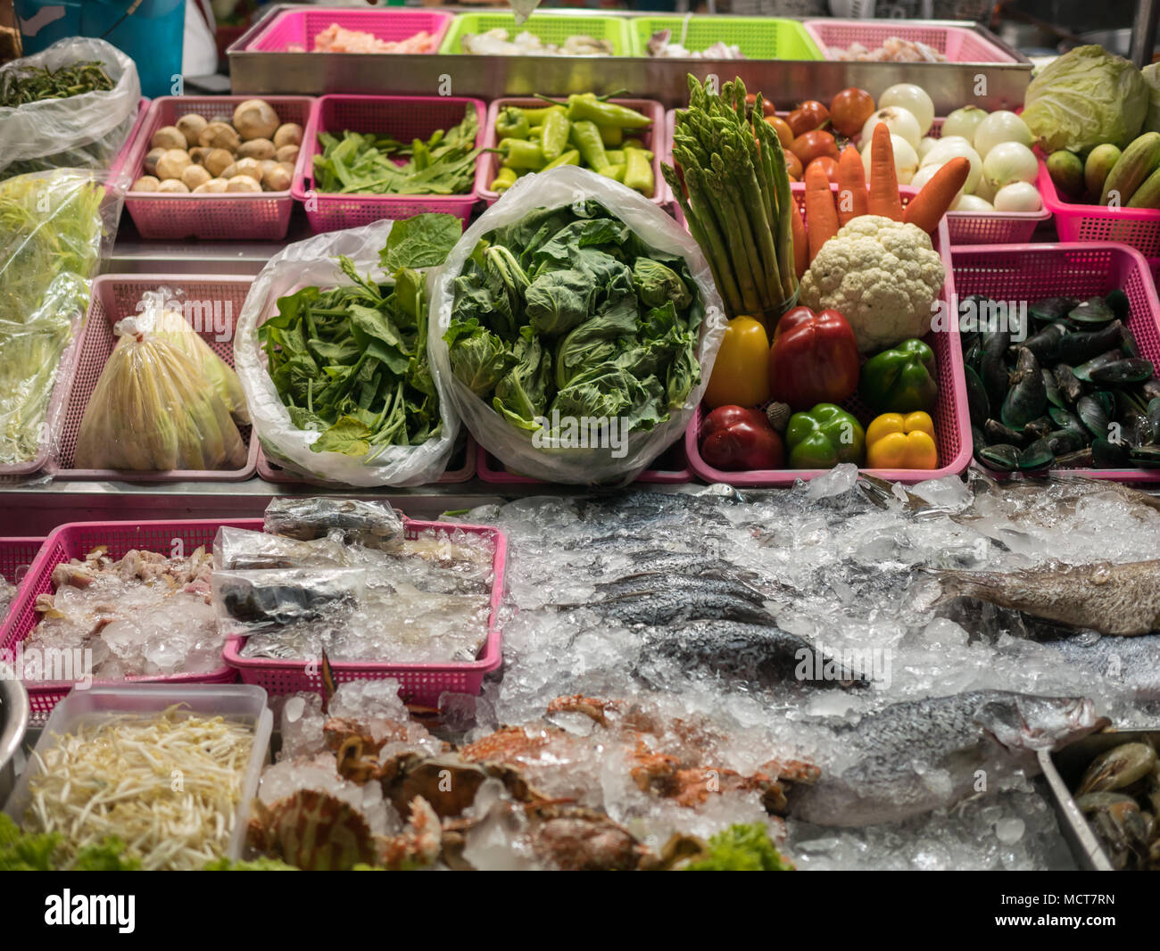 Seafood shop display of traditional shellfish hi-res stock photography ...