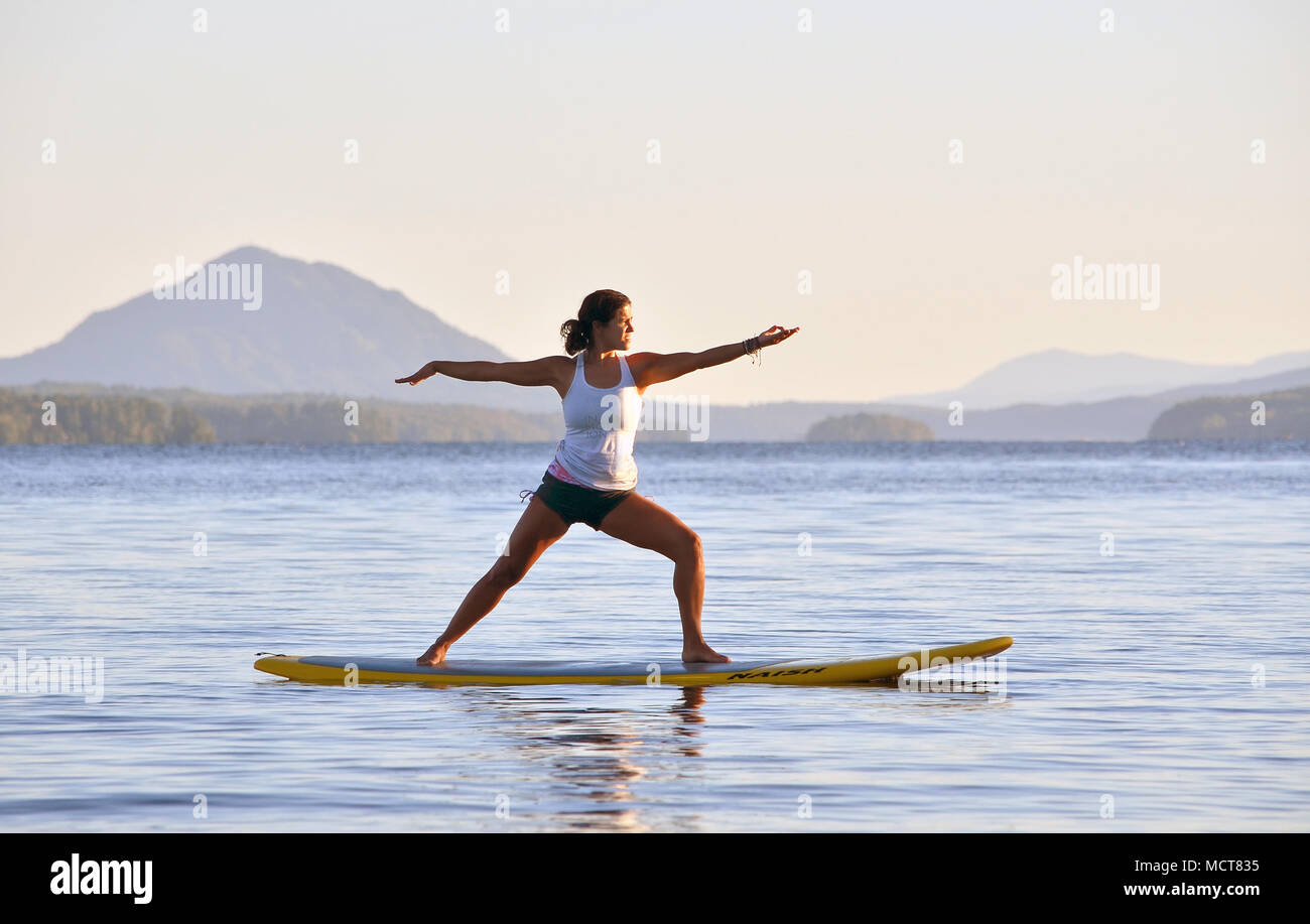Yoga on stand up paddle board Stock Photo - Alamy