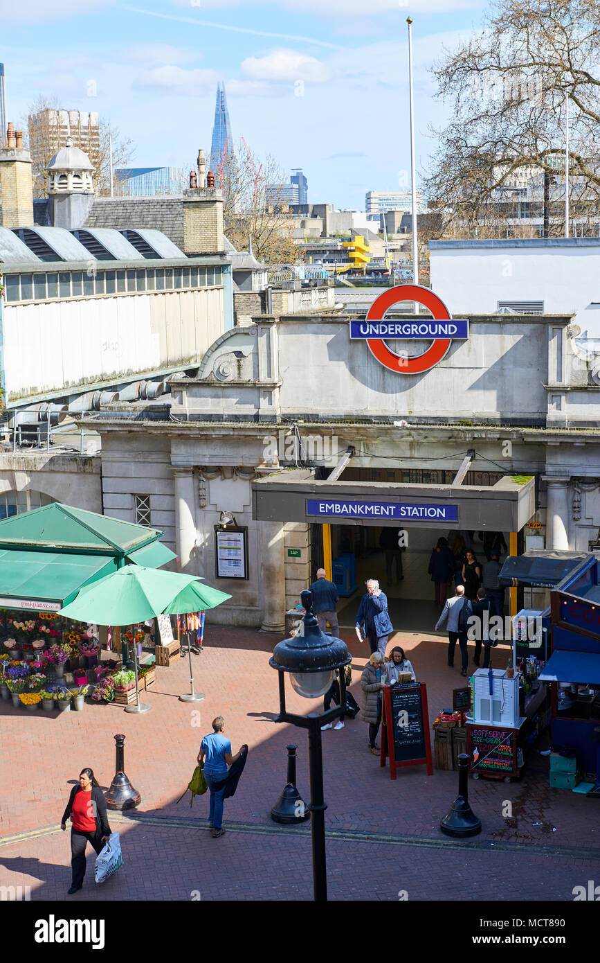 Embankment underground station train tube hi-res stock photography and ...