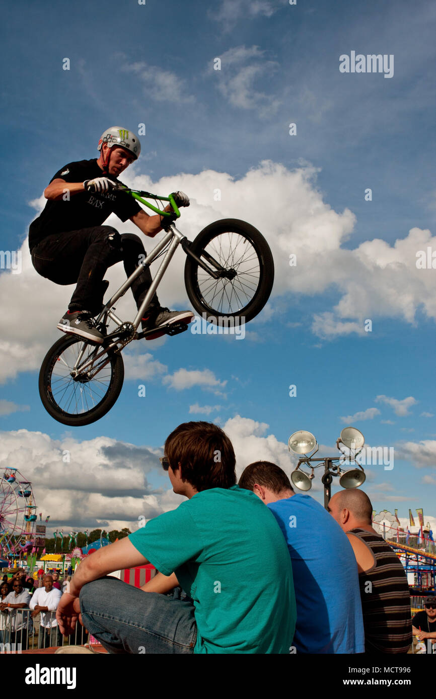 Carnival stunt hi-res stock photography and images - Alamy