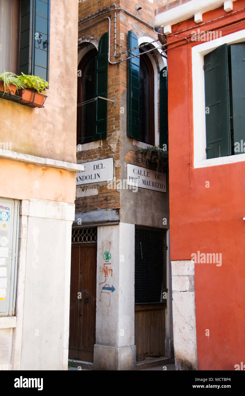 Narrow backstreet corner and picturesque buildings in Venice, Italy ...