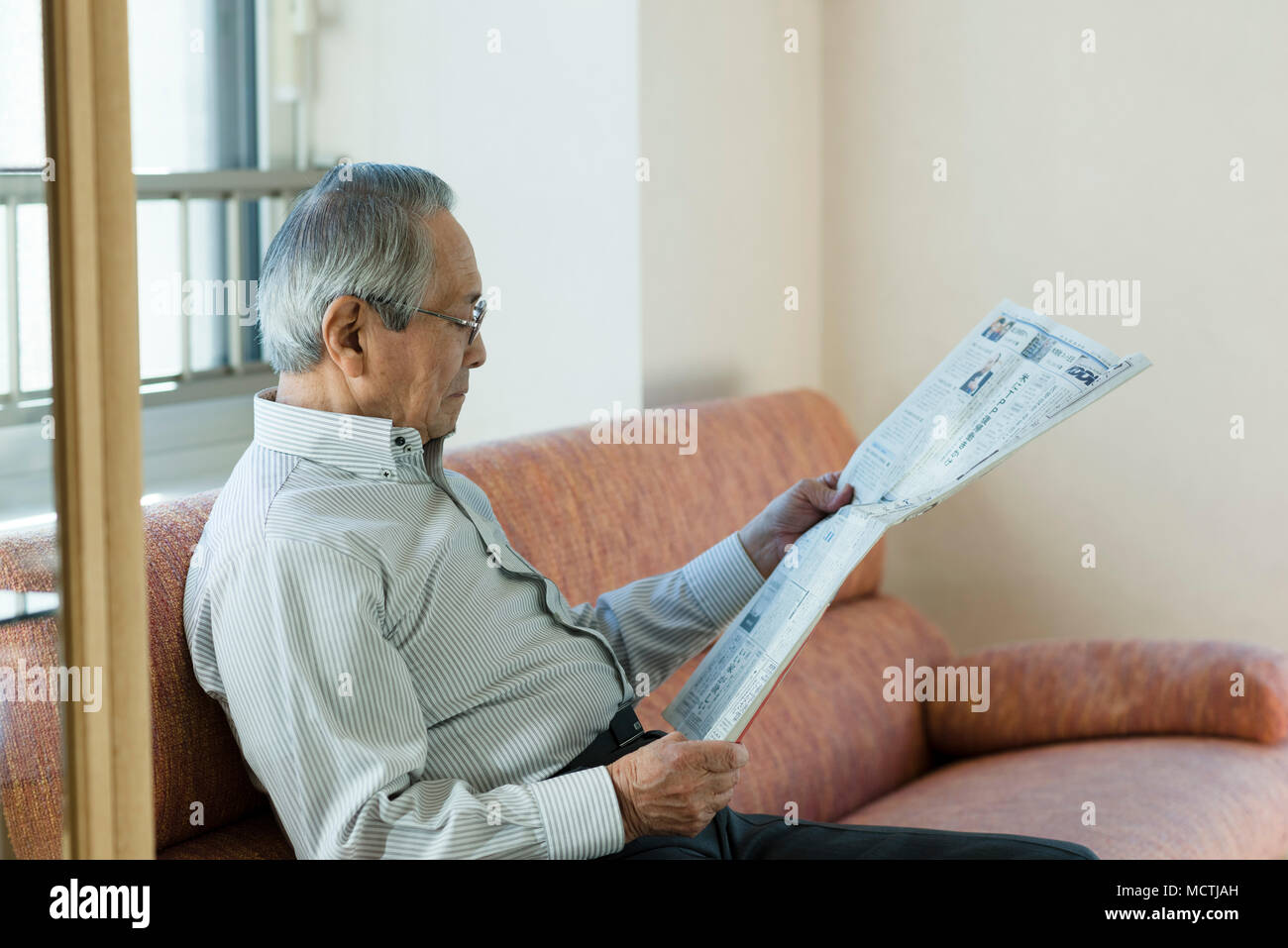 Senior man reading newspaper Stock Photo - Alamy