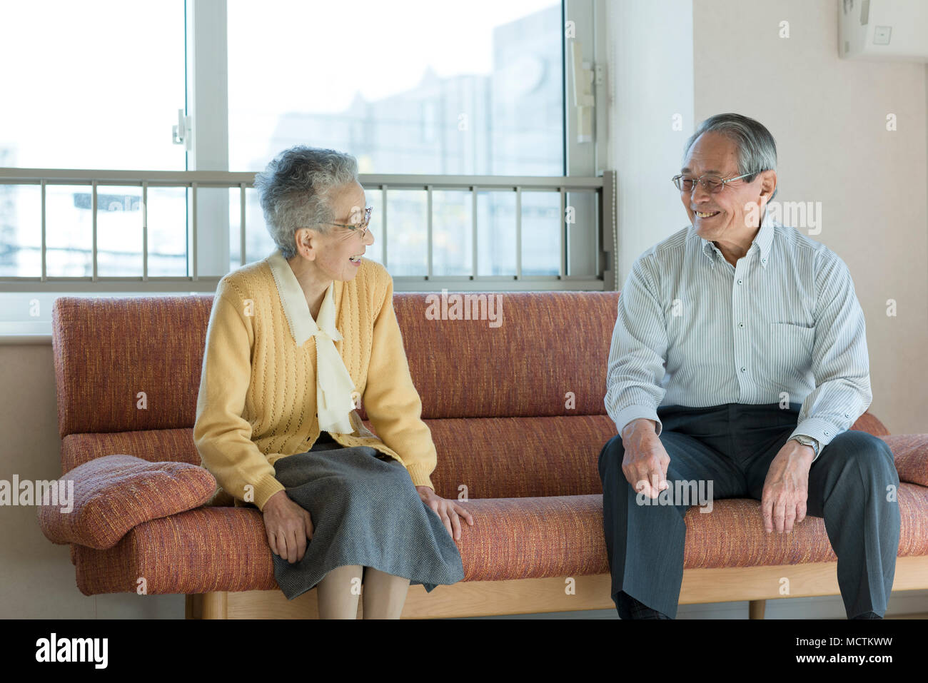 Couple conversing hi-res stock photography and images - Alamy