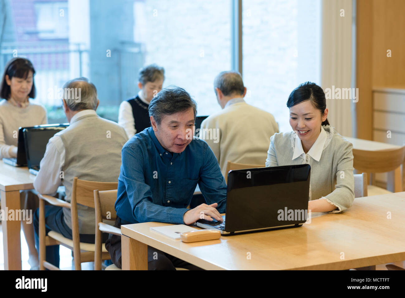 Computer school for senior Stock Photo - Alamy
