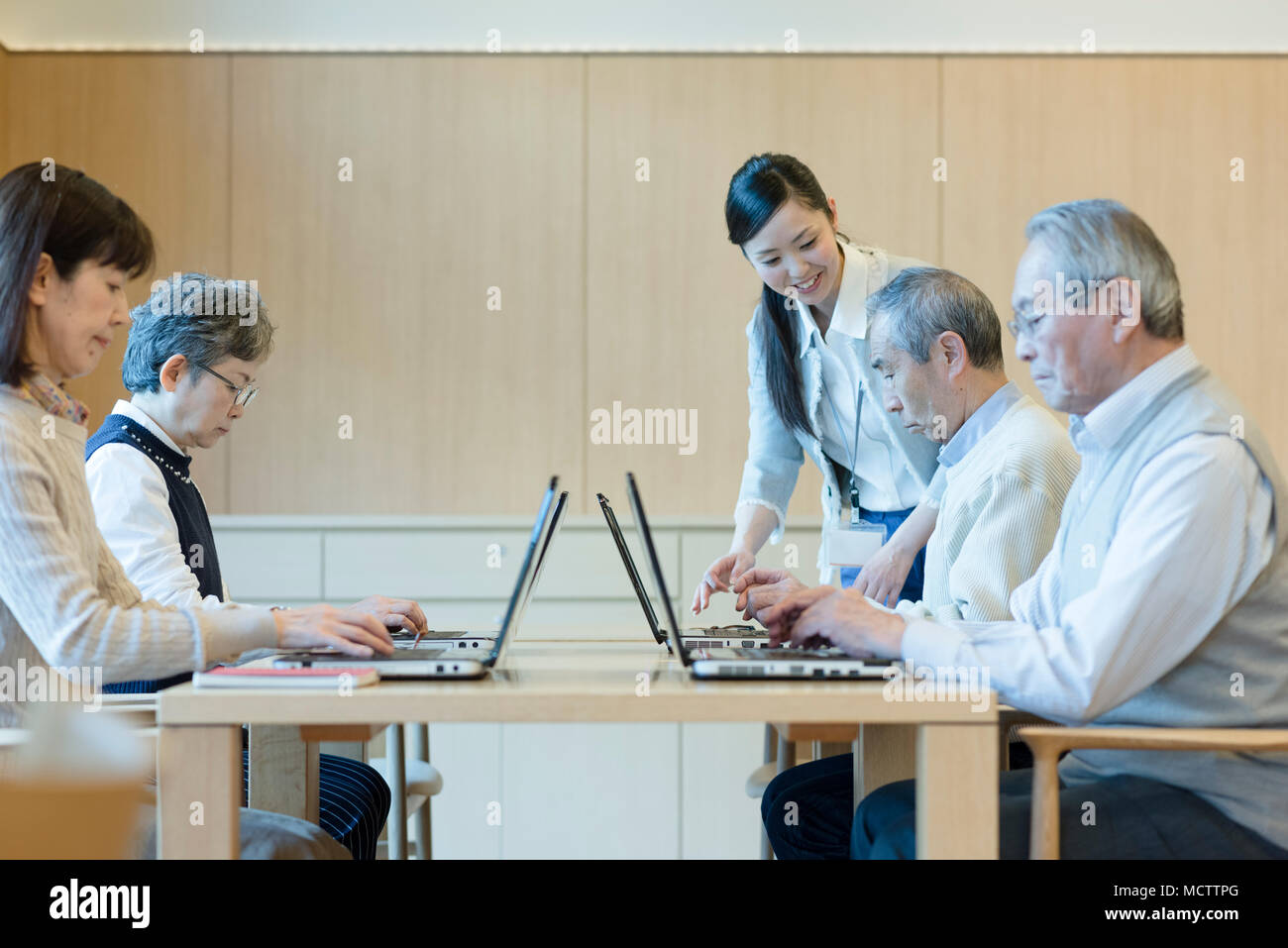 Computer school for senior Stock Photo - Alamy