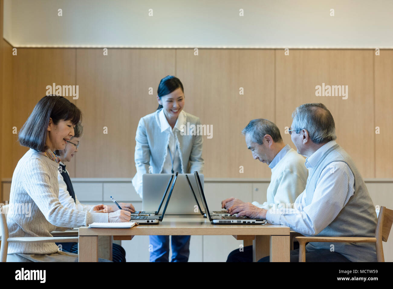 Computer school for senior Stock Photo - Alamy