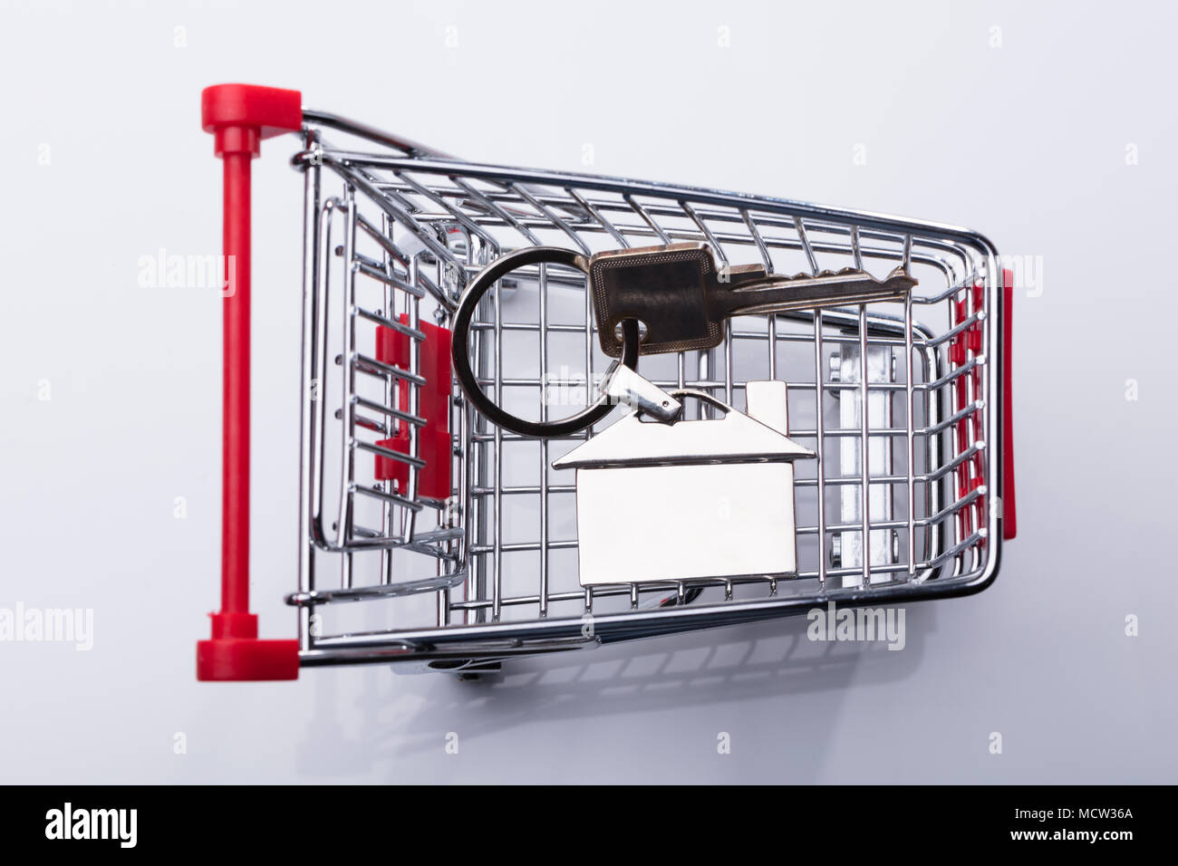 Supermarket trolley and lock hi-res stock photography and images - Alamy