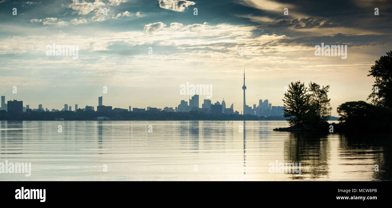 Scenic view of Lake Ontario and city skyline, Toronto, Canada Stock ...