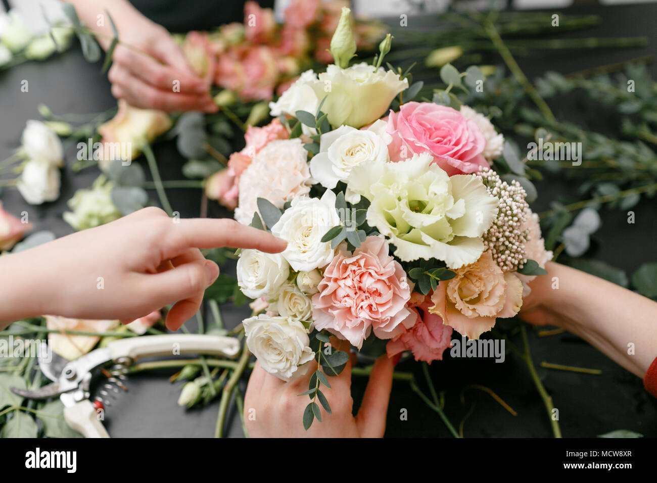 Master class on making bouquets. Spring bouquet. Learning flower ...
