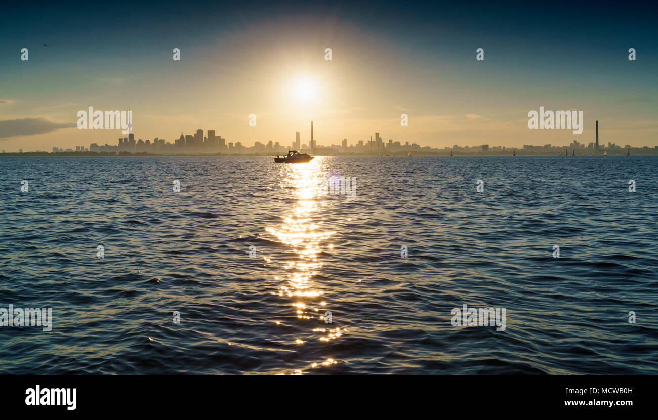 Scenic view of Lake Ontario and city skyline, Toronto, Canada Stock ...