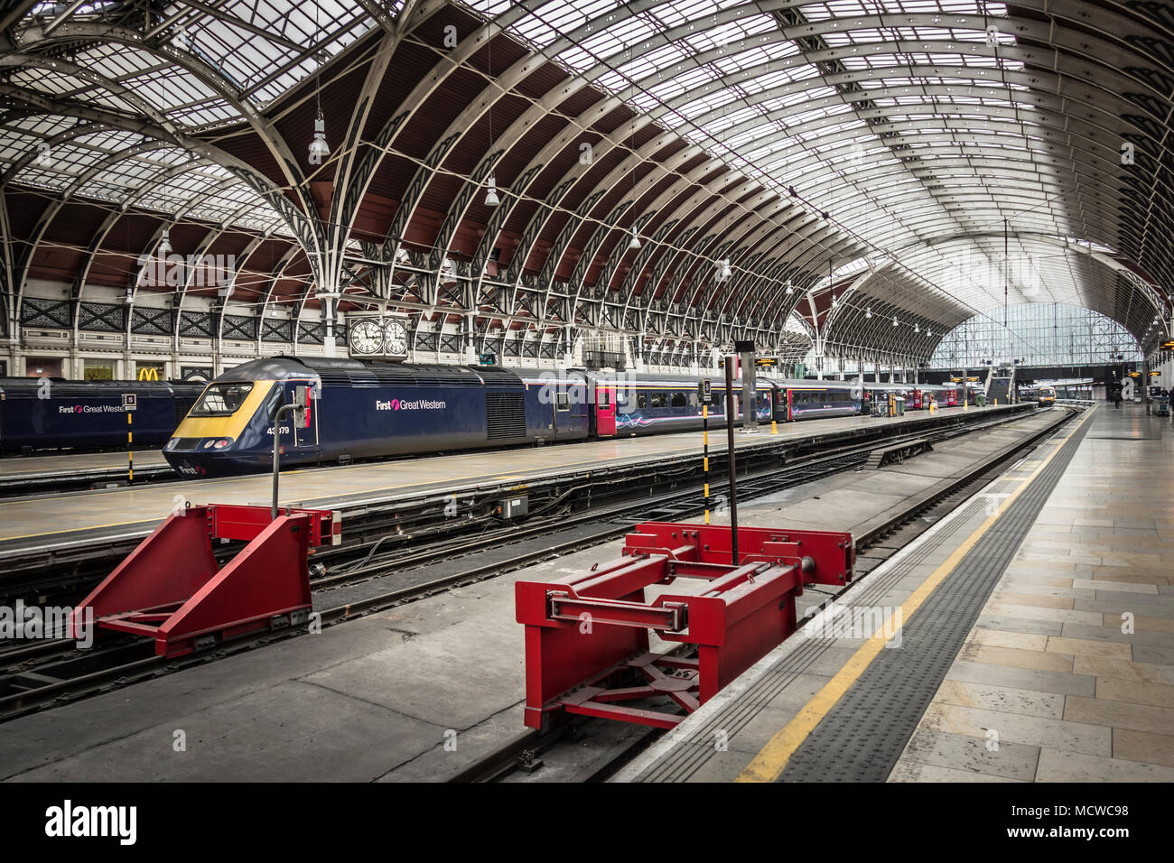 London paddington high speed train hi-res stock photography and images ...