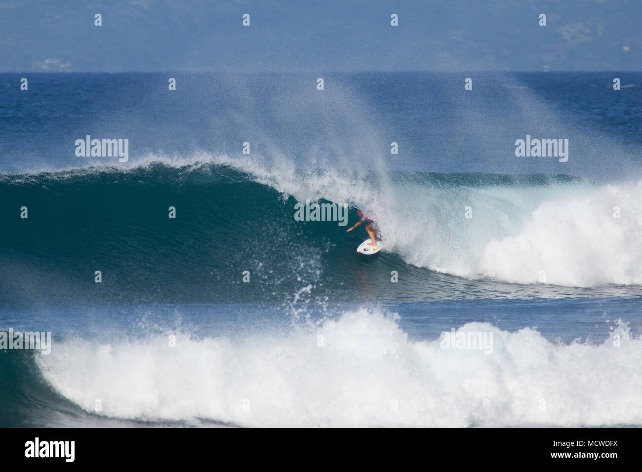 Surfer in barrel at Honolua Bay, Maui, Hawaii Stock Photo - Alamy