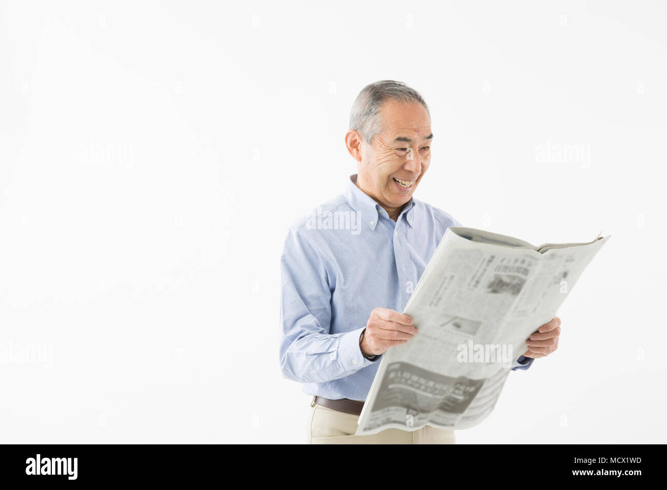 Senior man reading newspaper Stock Photo - Alamy