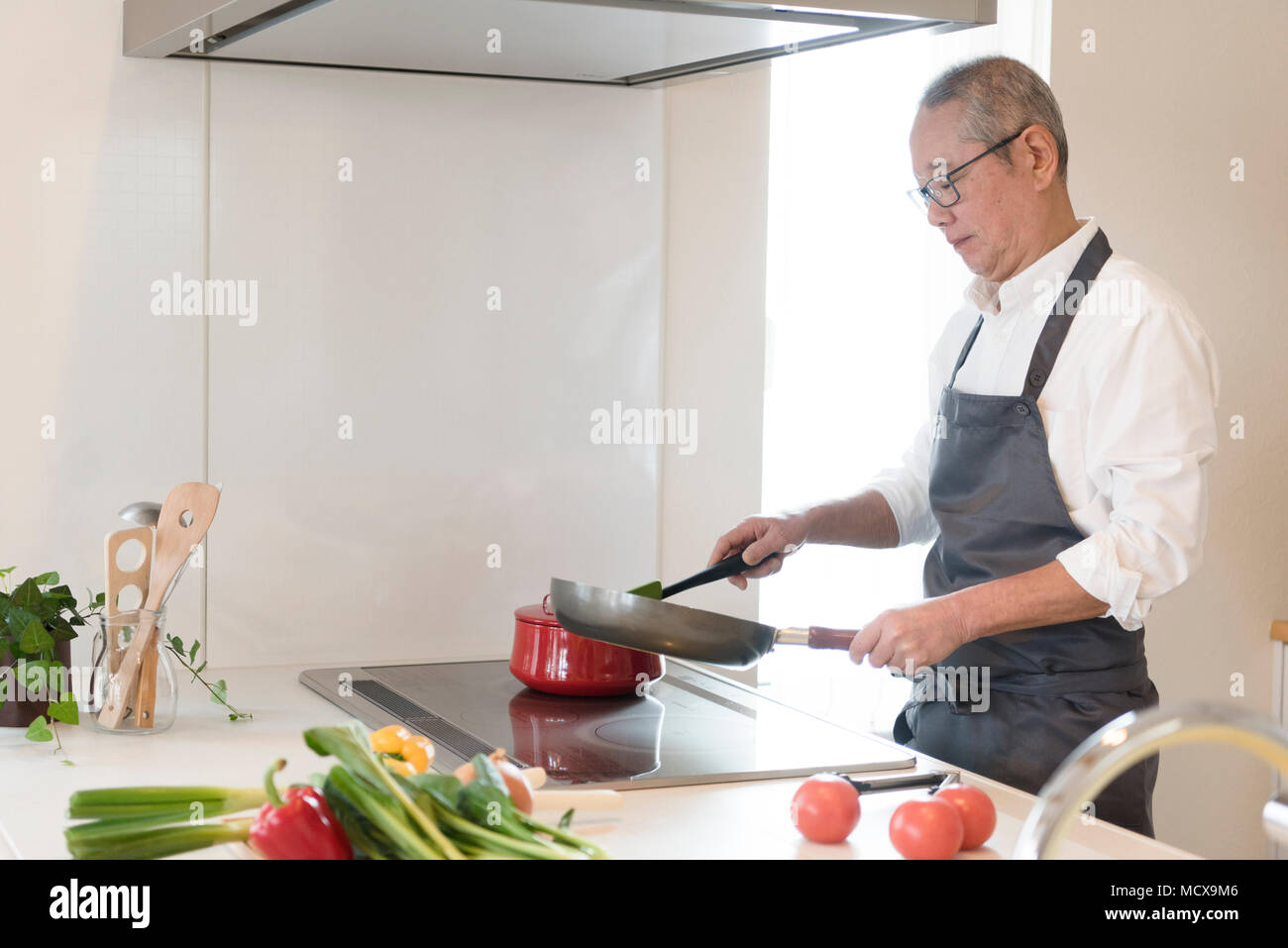 Induction cooking male hi-res stock photography and images - Alamy
