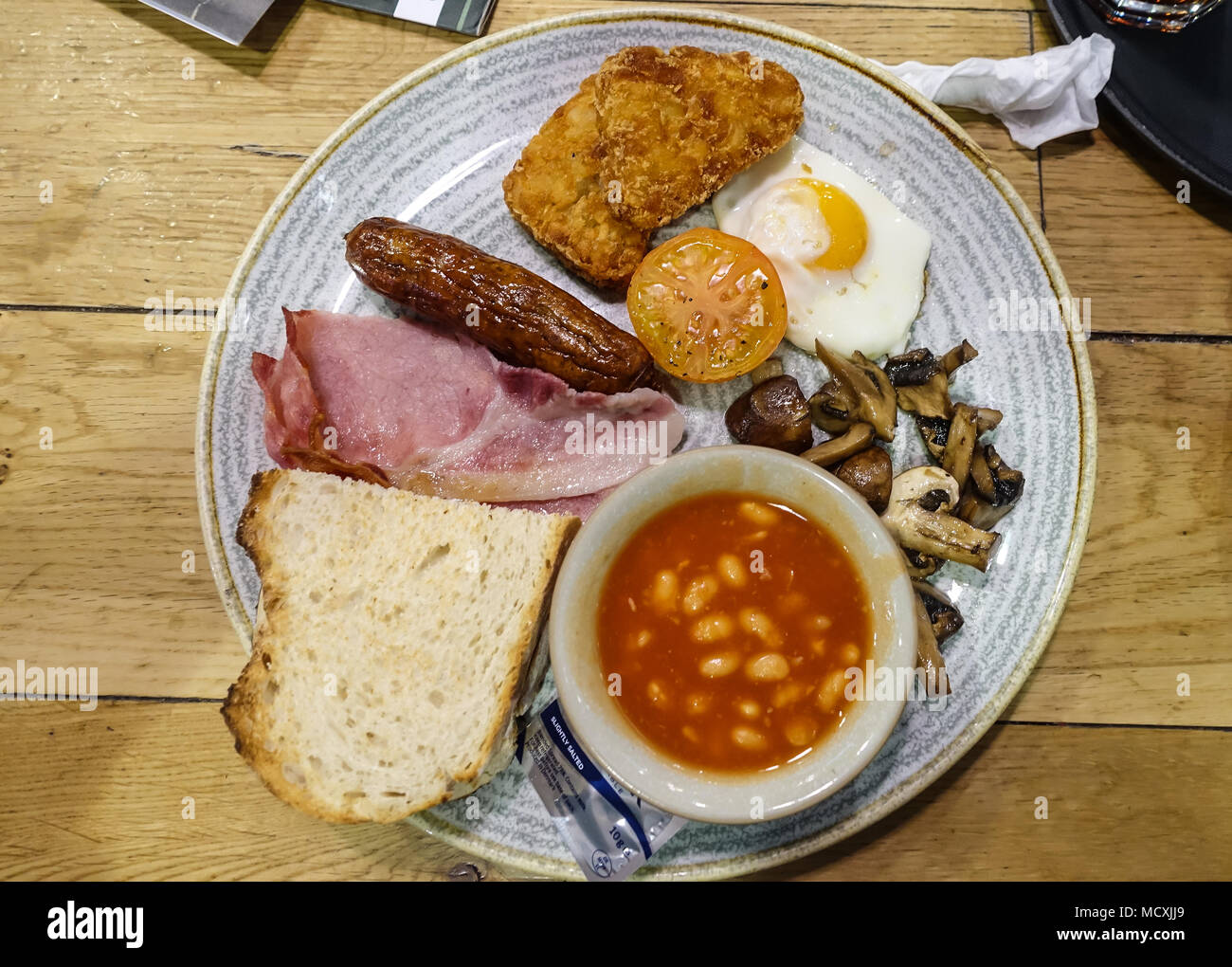 Full english breakfast hash brown hi-res stock photography and images ...