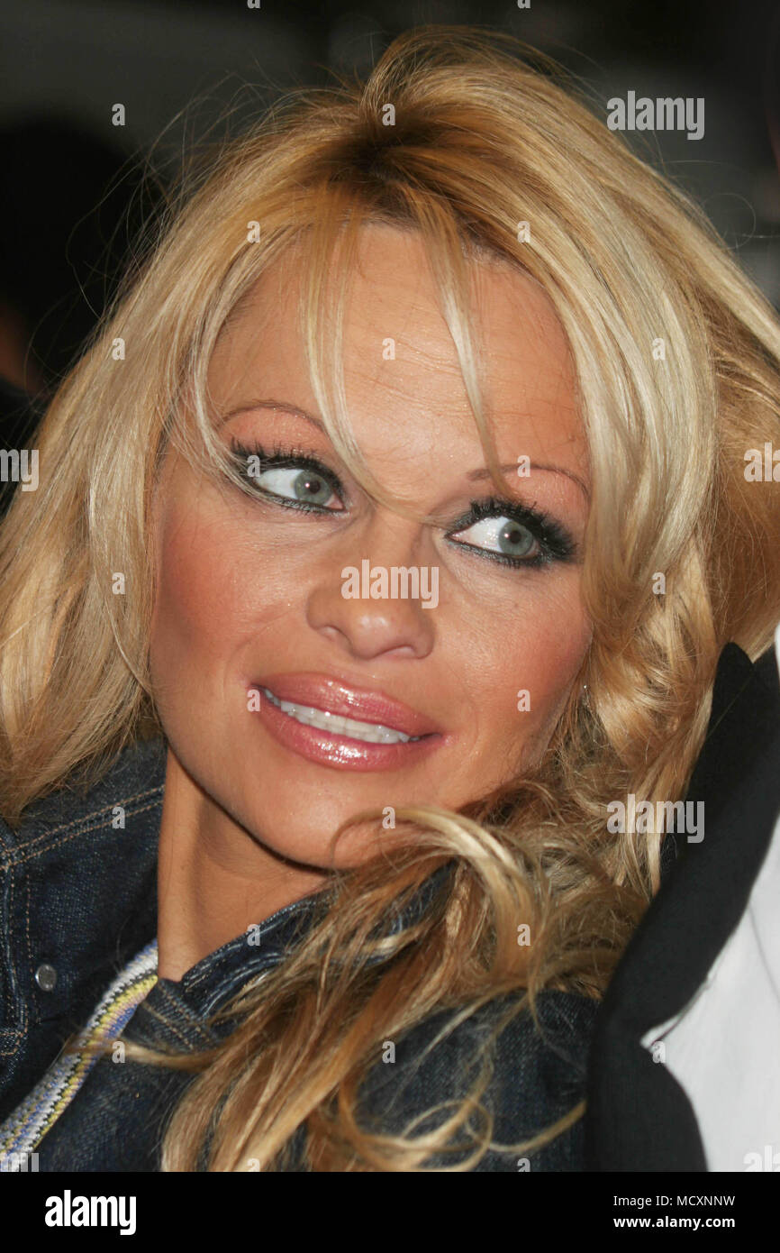 Pam anderson 2006 hi-res stock photography and images - Alamy