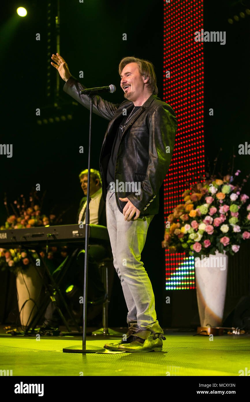 Pop star singer hi-res stock photography and images - Alamy