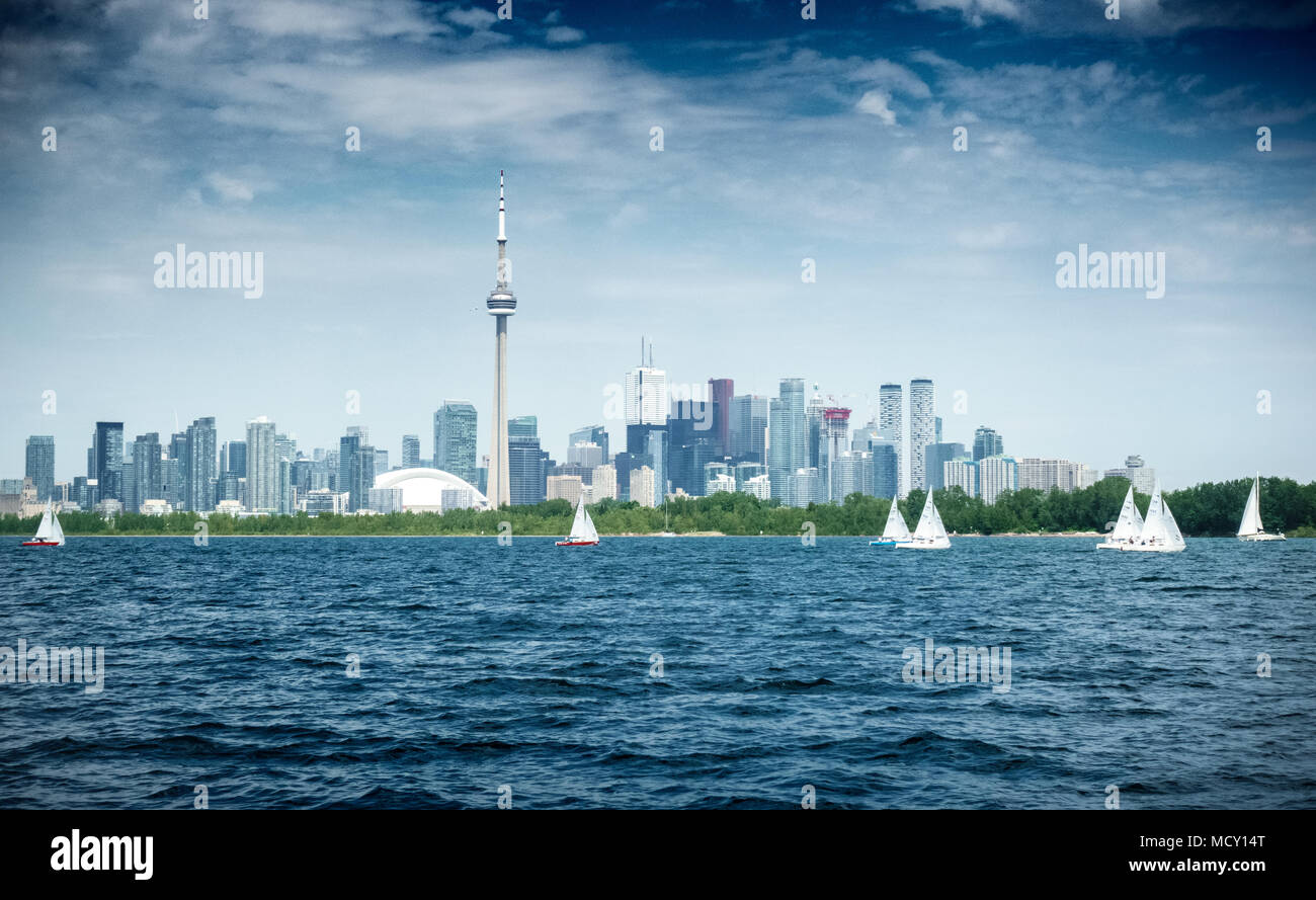 Skyline toronto sailboat skyscraper hi-res stock photography and images ...
