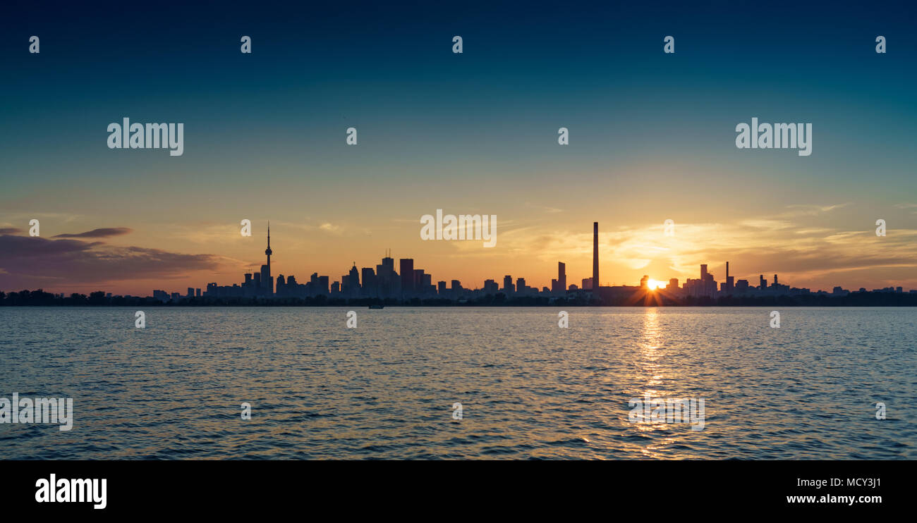 Scenic view of Lake Ontario and city skyline, Toronto, Canada Stock ...