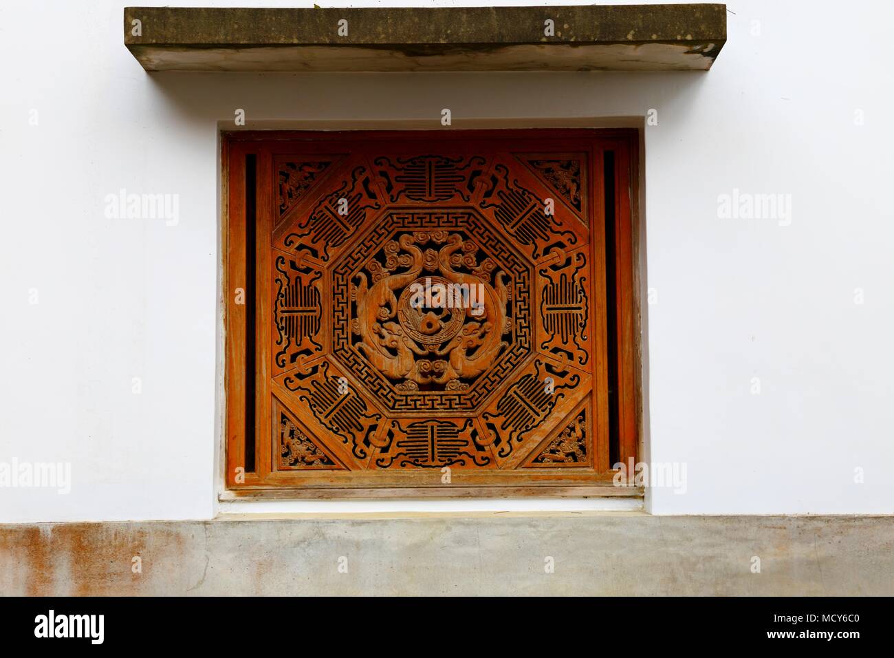 Vintage Chinese Wood Window at Chinese Temple Stock Photo - Alamy