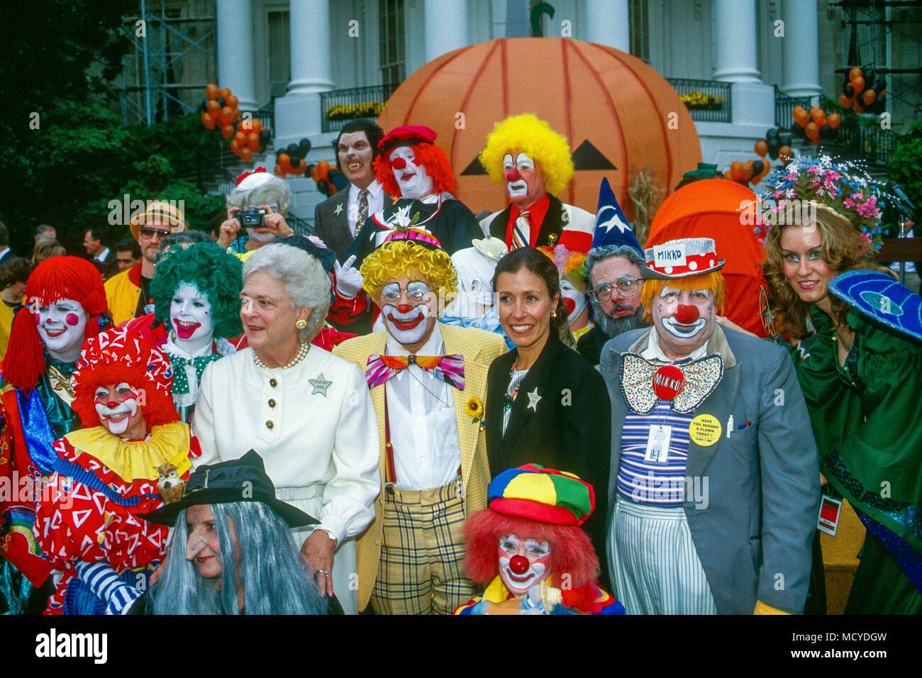First Lady Barbara Bush and Second Lady Marilyn Quayle host 600 local ...