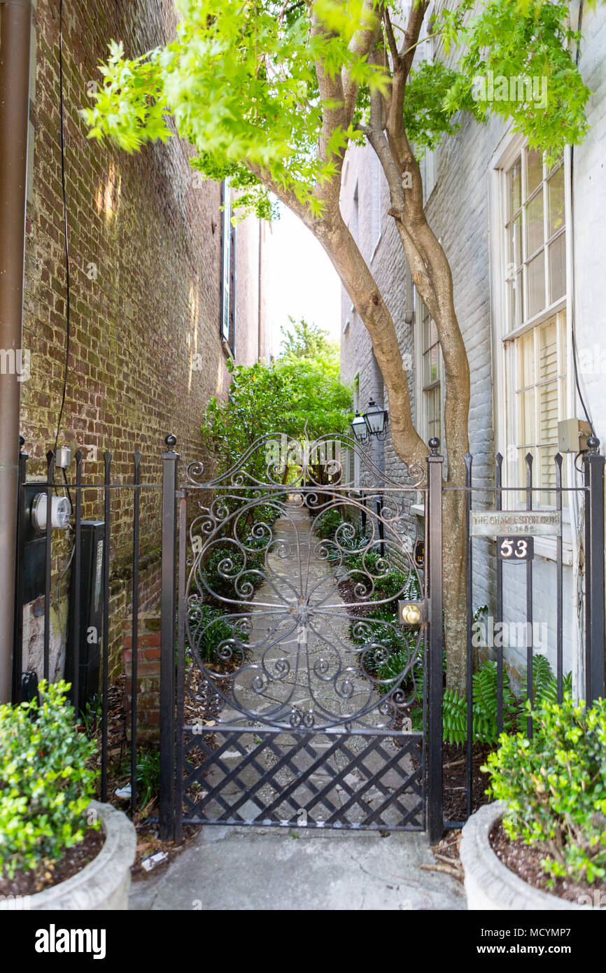 Historic charleston iron gate hi-res stock photography and images - Alamy