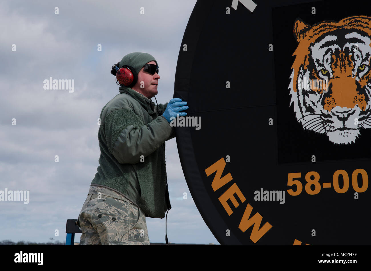 New Jersey Air National Guard Tech. Sgt. Eric Ellesworth, KC-135R crew ...