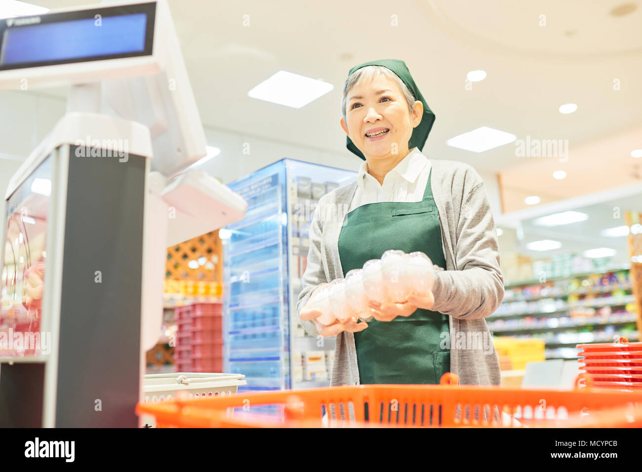 Female cashier in supermarket hi-res stock photography and images - Alamy