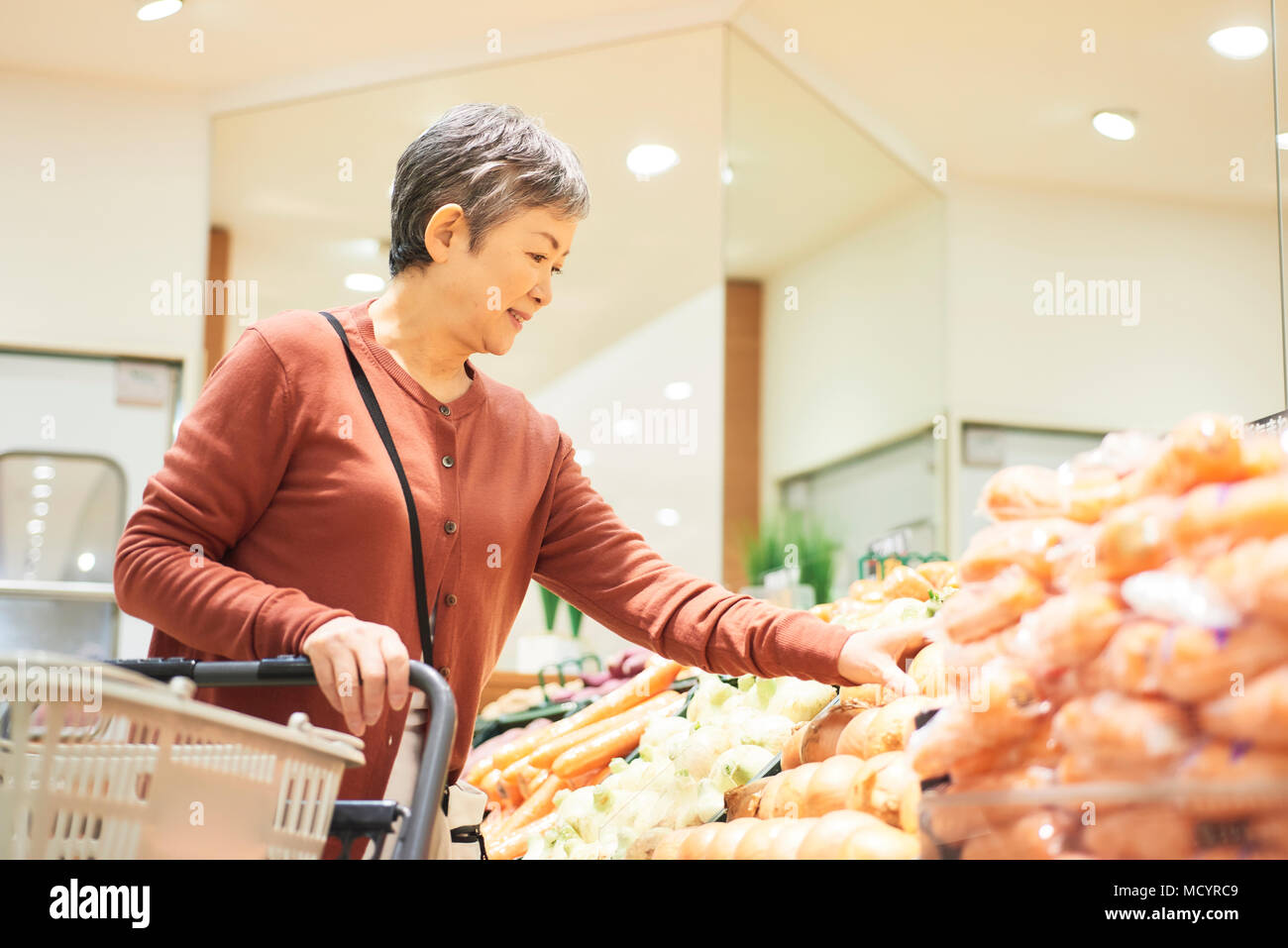 Senior woman shopping in supermarket Stock Photo - Alamy
