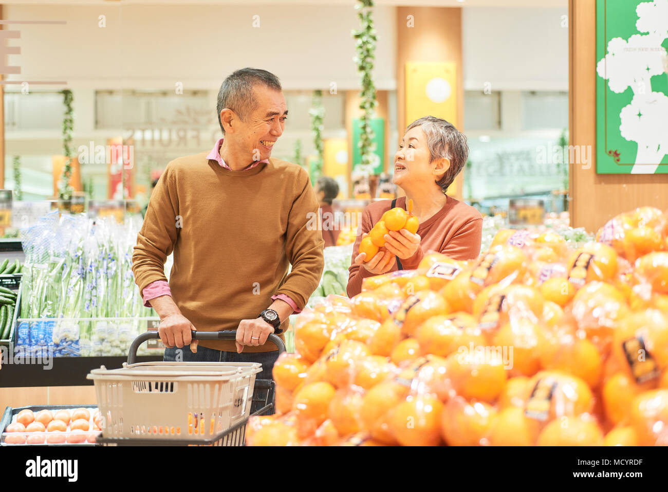 Senior couple shopping in supermarket Stock Photo - Alamy