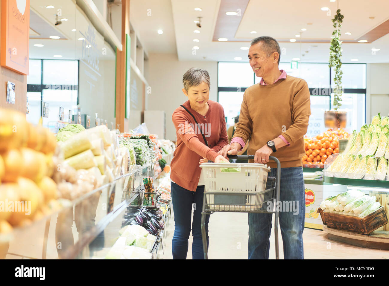 Senior couple shopping in supermarket Stock Photo - Alamy