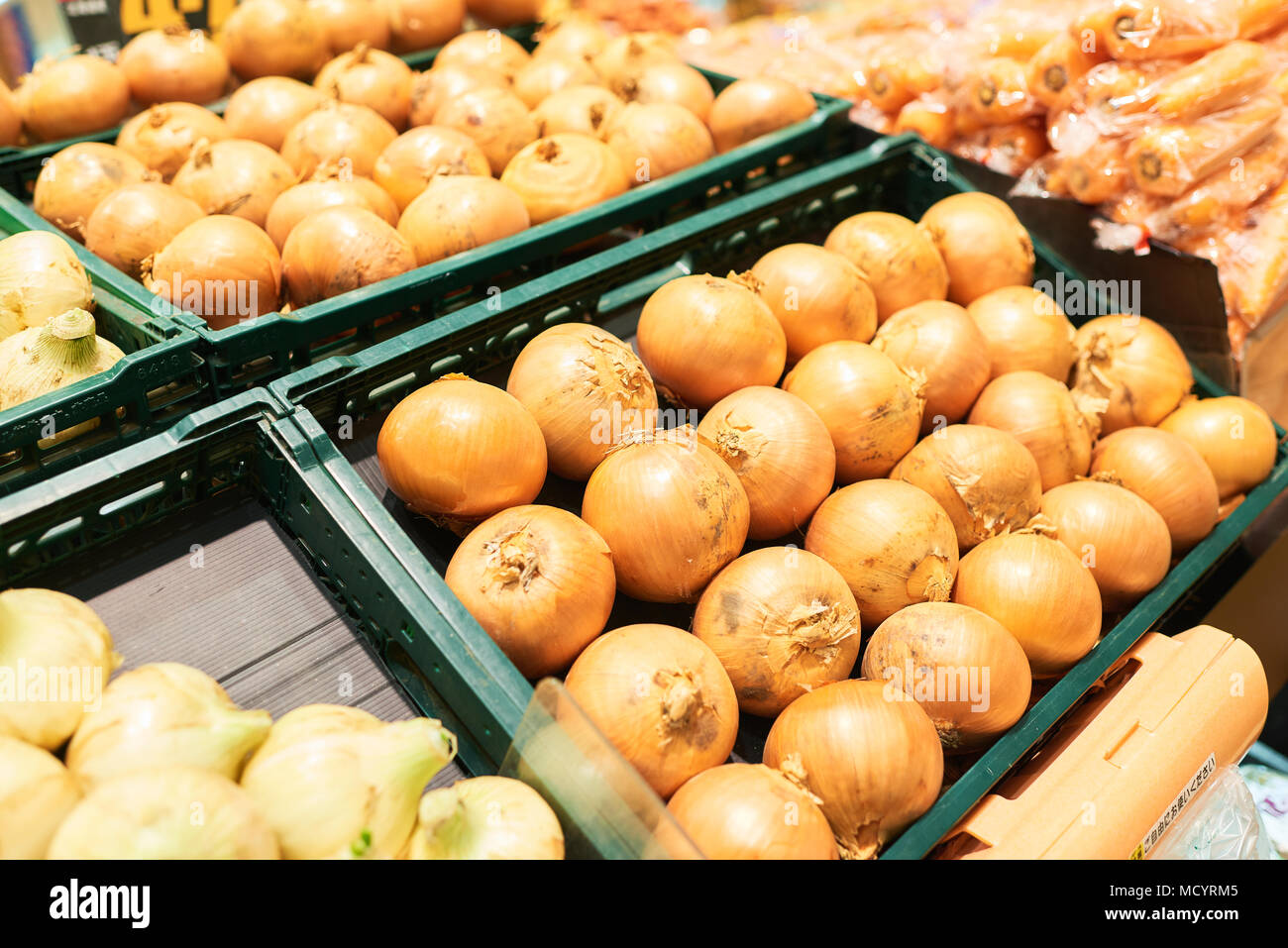 Onions on display in supermarket Stock Photo - Alamy