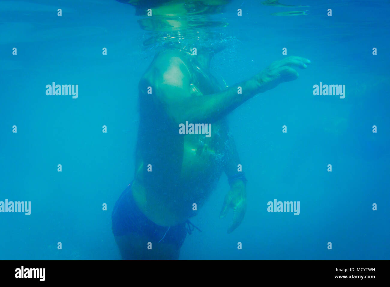 Man sink underwater ocean hi-res stock photography and images - Alamy