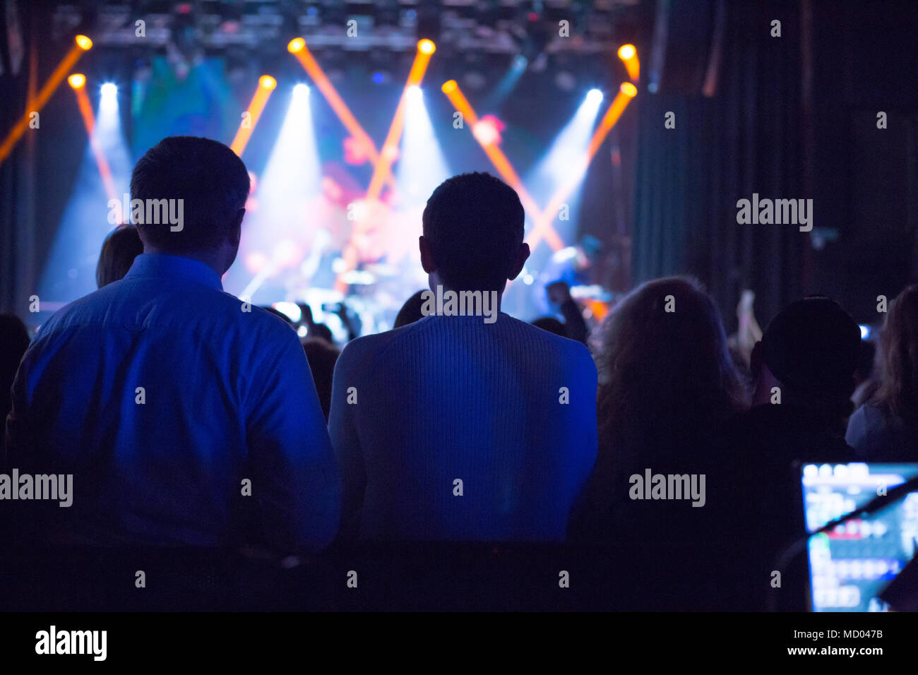 People watching musical band hi-res stock photography and images - Alamy