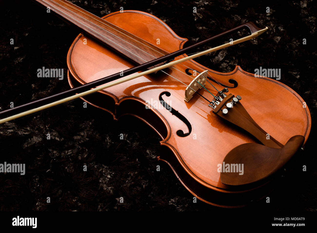 Classic violin hi-res stock photography and images - Alamy