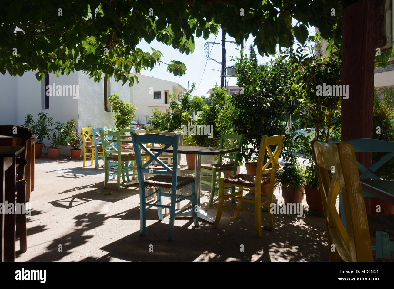 Coffee shop exterior chairs hi-res stock photography and images - Alamy