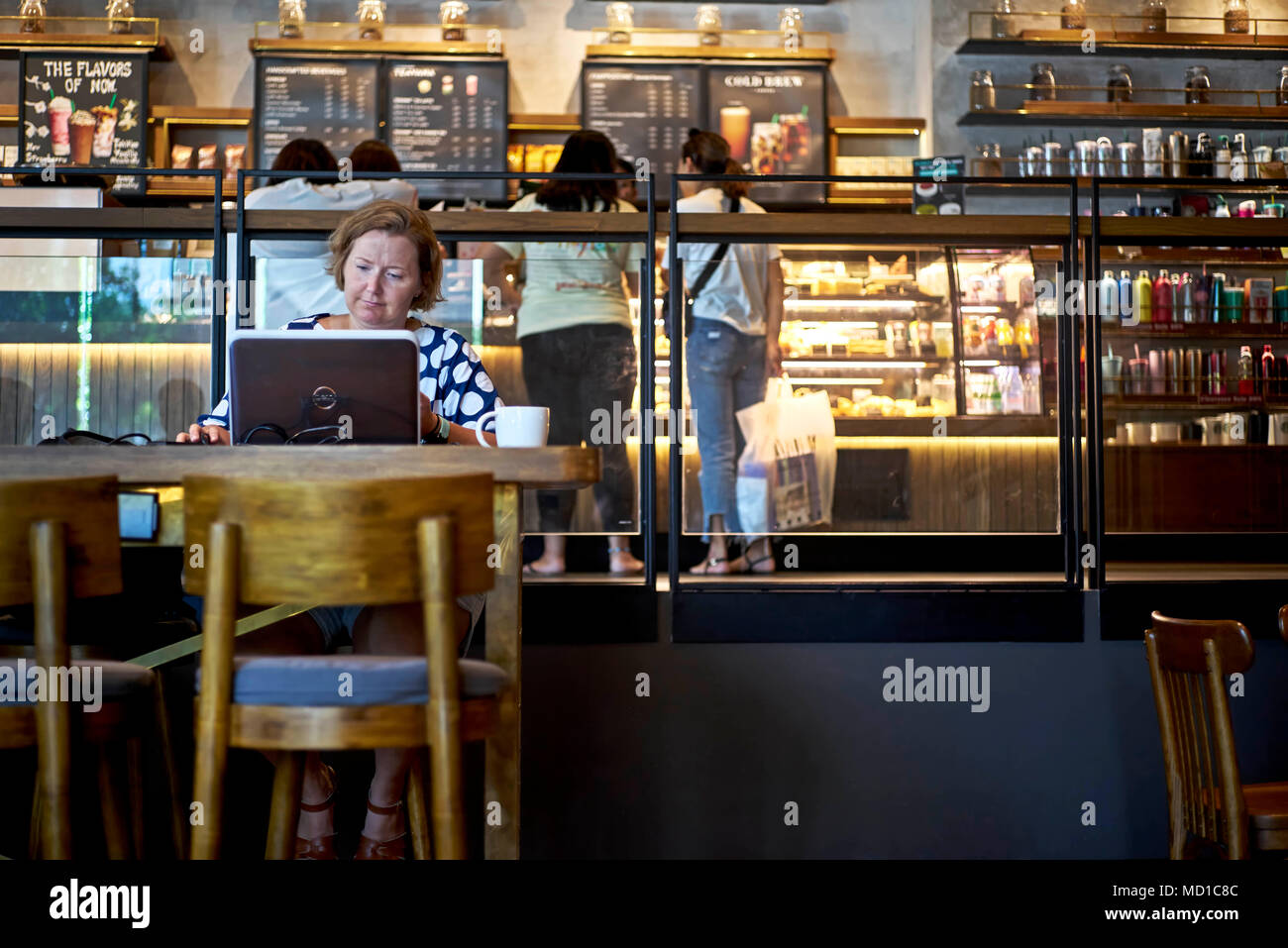 Women in cafes hi-res stock photography and images - Alamy