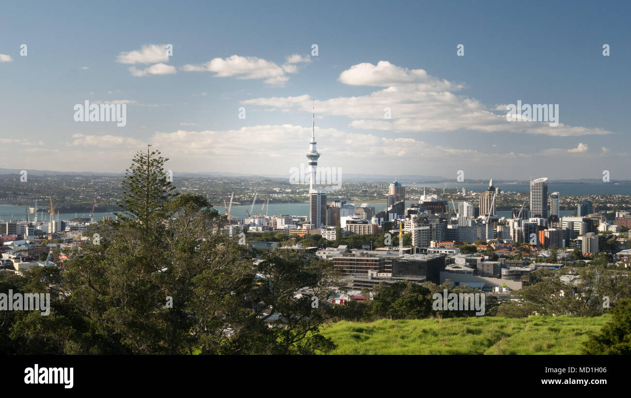 View on Auckland downtown and Skytower from Mount Eden lookout above ...