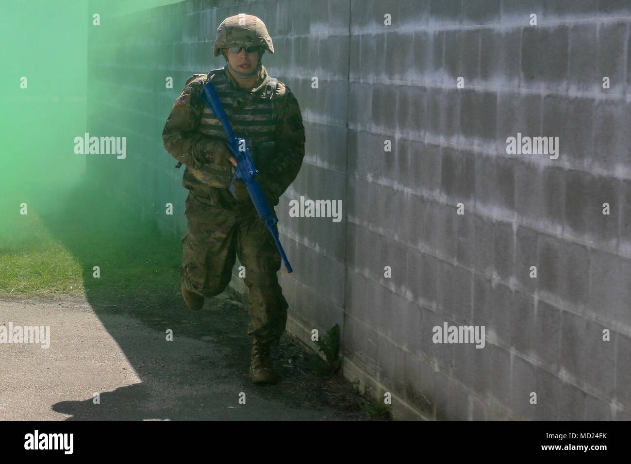 National guard best warrior urban assault course hi-res stock ...
