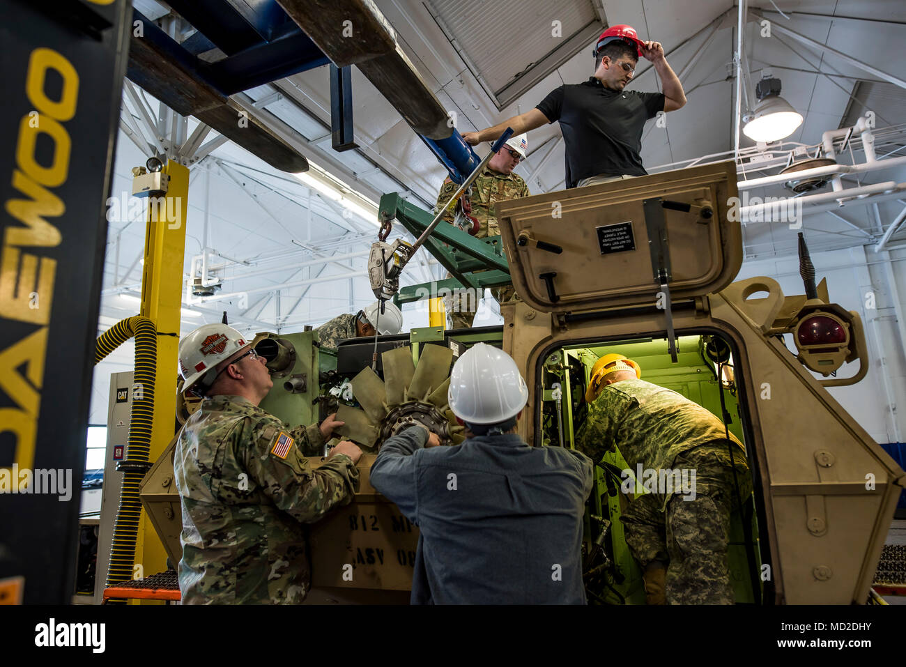 U.S. Army Reserve mechanics from across the 200th Military Police ...