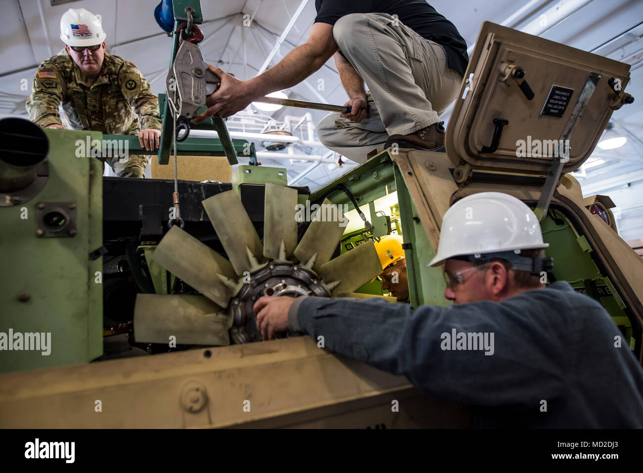 Civilian instructors work with U.S. Army Reserve mechanics from across ...