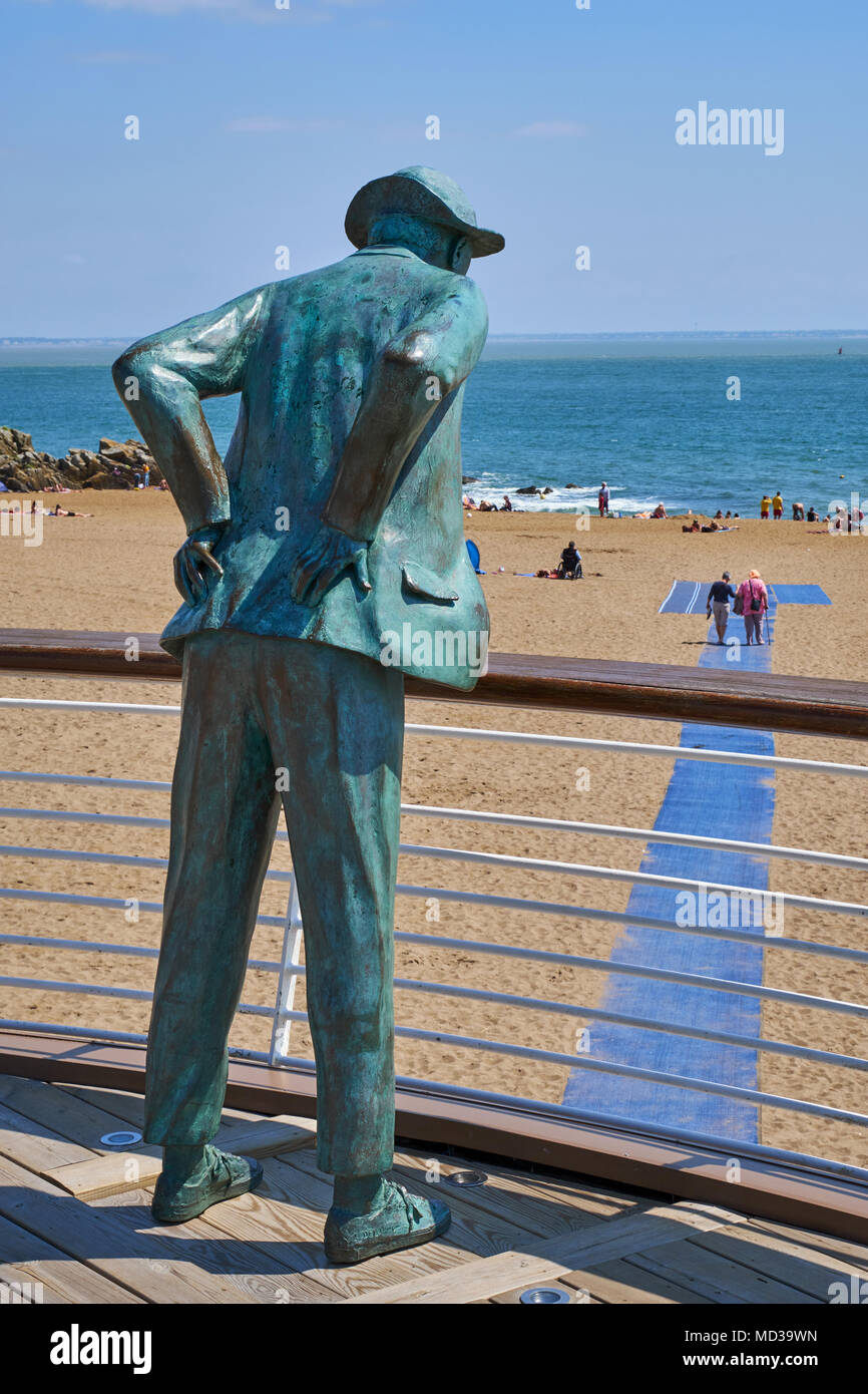 Statue of jacques tati hi-res stock photography and images - Alamy