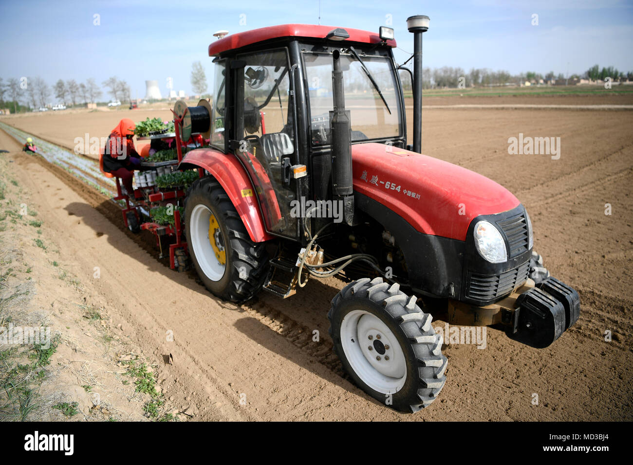 Wuzhong, China's Ningxia Hui Autonomous Region. 17th Apr, 2018. A self ...