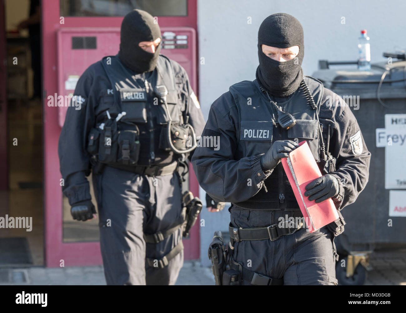 18 April 2018, Rastatt, Maintal: Masked officers of the German police ...