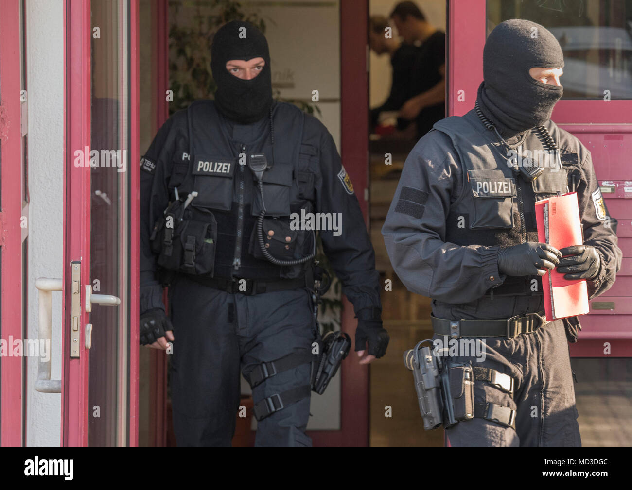 18 April 2018, Rastatt, Maintal: Masked officers of the German police ...