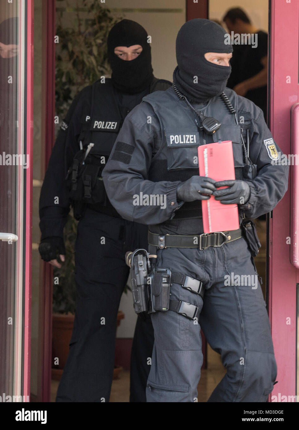 18 April 2018, Rastatt, Maintal: Masked officers of the German police ...