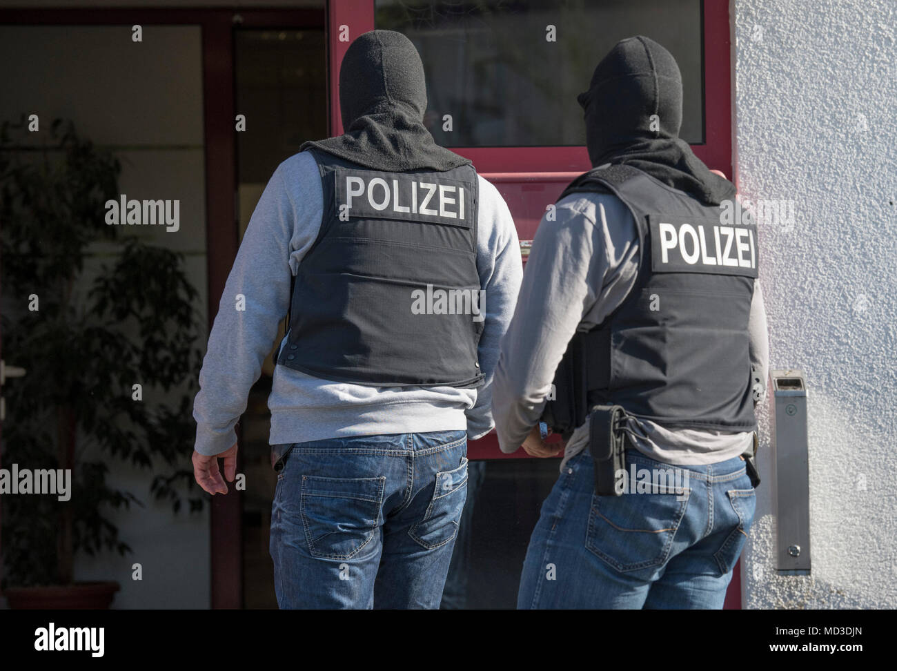 18 April 2018, Rastatt, Maintal: Masked officers of the German police ...