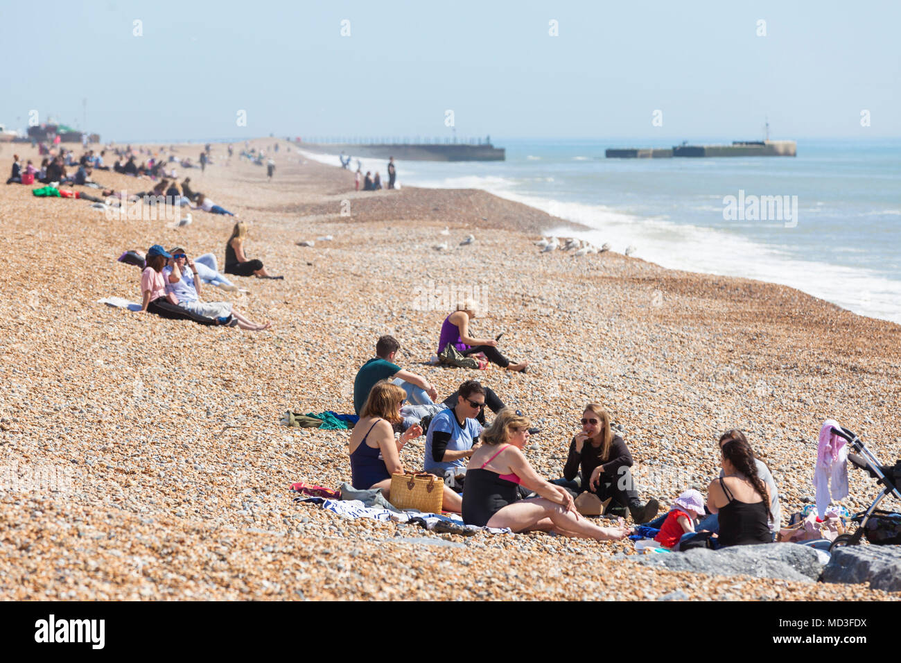 Hastings beach busy hi-res stock photography and images - Alamy