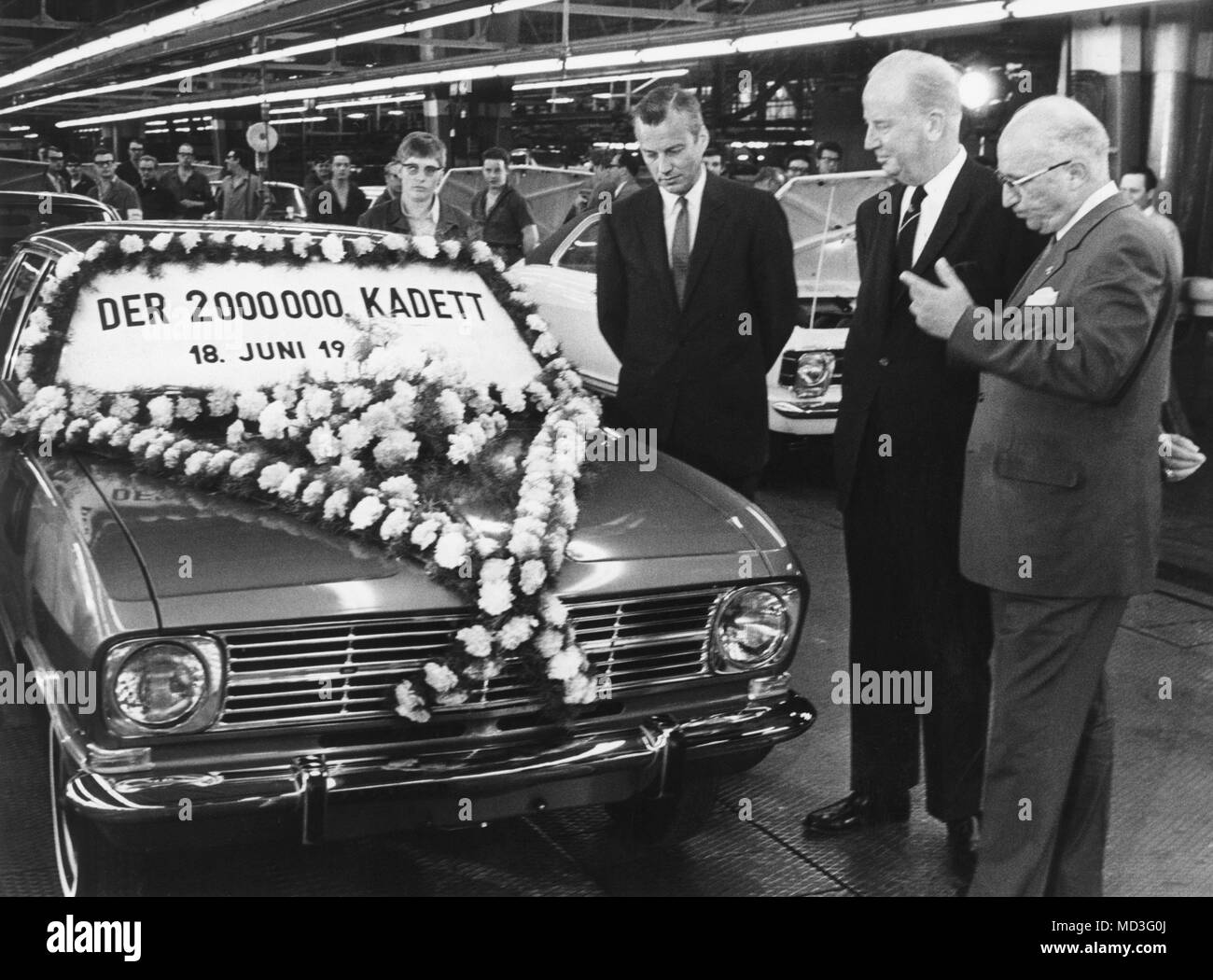 The North Rhine-Westphalian Minister President Heinz Kuhn (r) and the ...